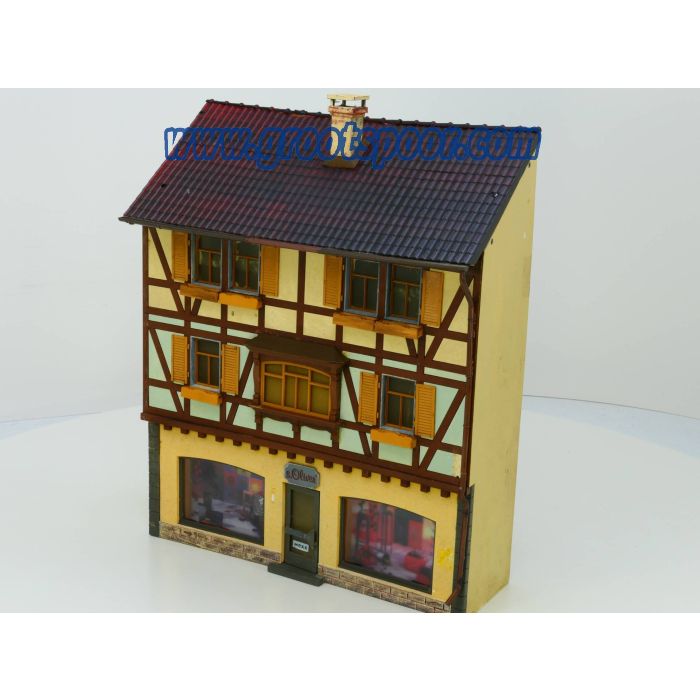POLA 331770 Reliefhaus, Gebouwd model Met int. Verlichting | grootspoor.com